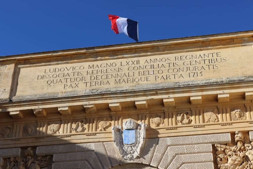 How is the fleur-de-lis symbol used in French history?